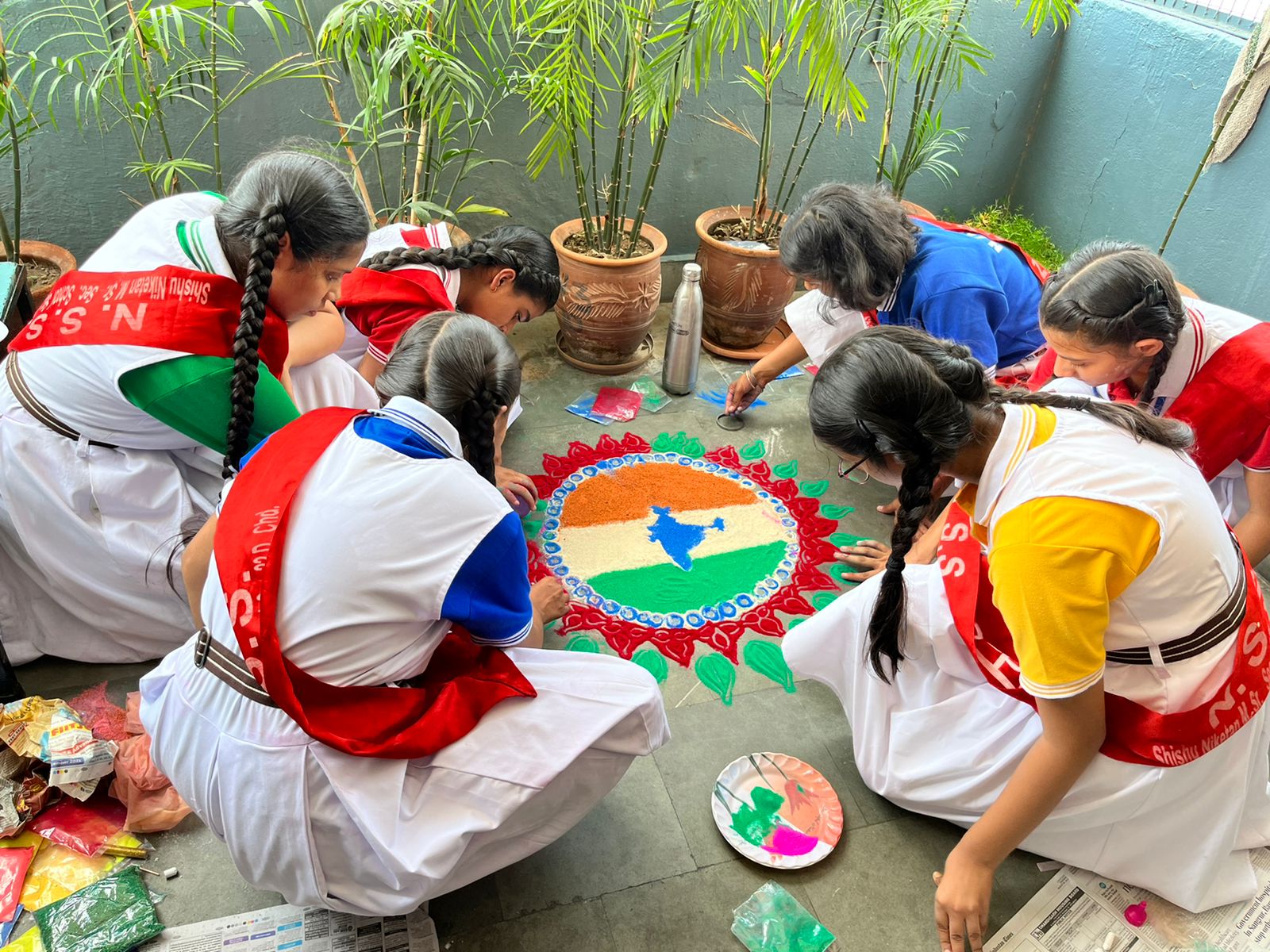 RANGOLI MAKING ON "AZADI KA AMRIT MAHOTSAV" :: Shishu Niketan Model Sr ...